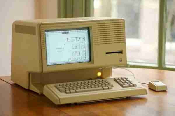 A look at the 6 most notable computers from the 80s decade. - 80s baby