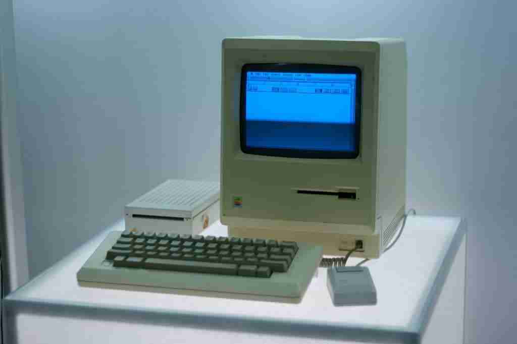 A look at the 6 most notable computers from the 80s decade. - 80s baby