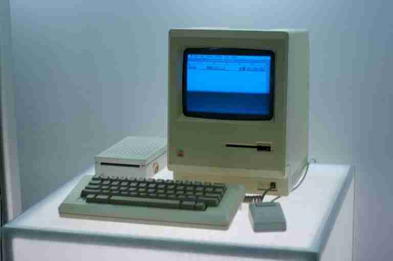 A look at the 6 most notable computers from the 80s decade. - 80s baby